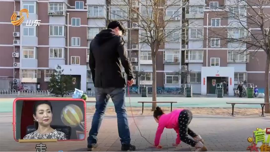 孩子喜欢模仿小狗,爸爸就用绳子牵着她,这个家庭太奇葩了!