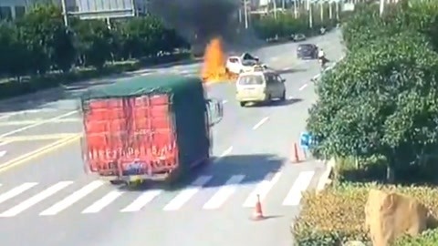 摩的超速逆行撞上迎面车,火花四溅人车尽毁!