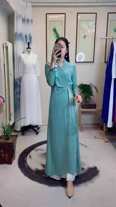 这套衣服,从看见设计稿的那一刻就十分喜欢,最爱还是蓝色,你呢。#刺绣