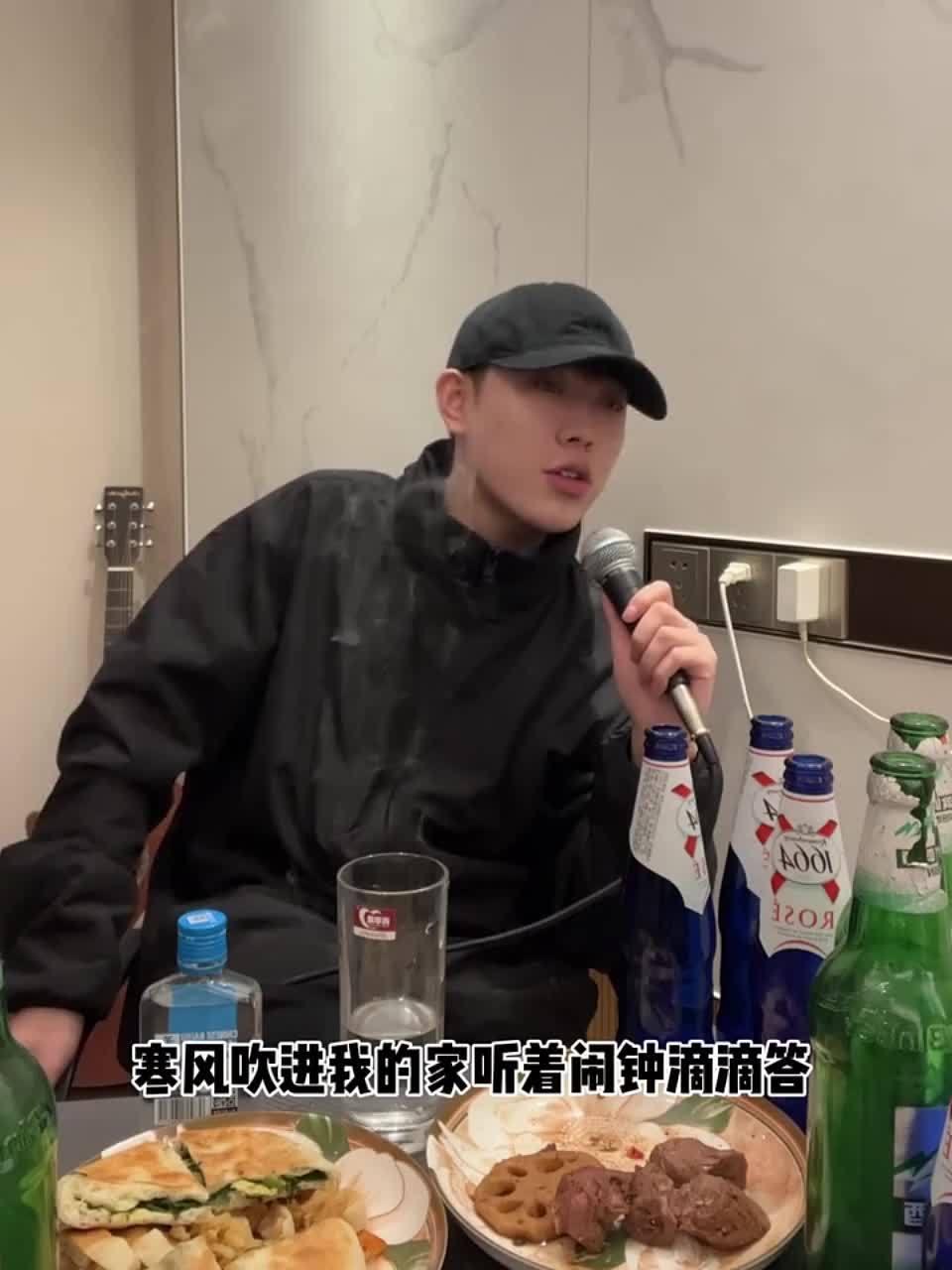 肚子饿的咕咕叫我喊了声妈妈