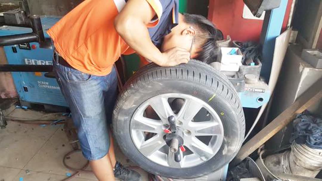 车子换轮胎后,到底做动平衡还是四轮定位?很多新手不懂,别再被4S店...