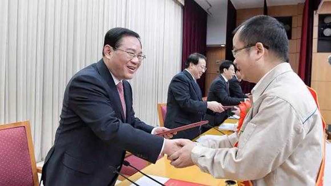 上海市委书记李强、市长龚正为劳模点赞颁奖
