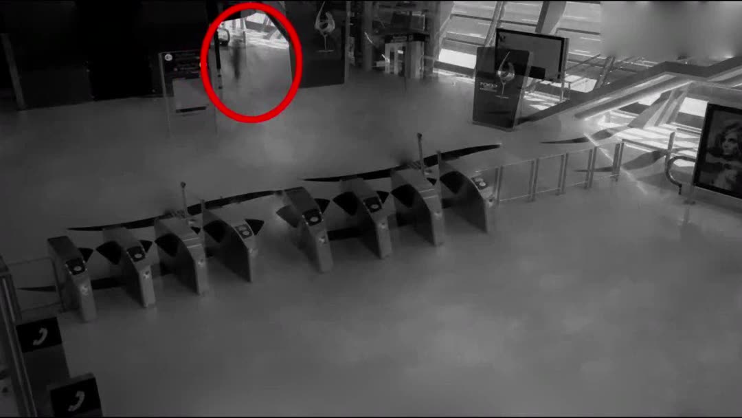 机场监控拍到的真实诡异录像!看完你还不信吗?无法解释!