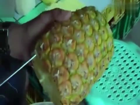 这位小哥切菠萝的刀法真是不一般,太厉害了!