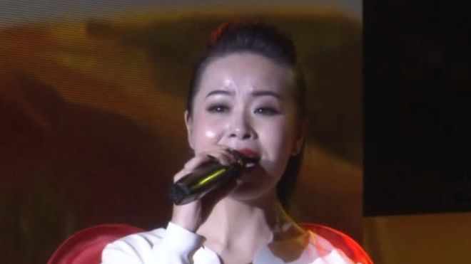 高丽霞回家过年,含泪演唱一壶老酒,用歌声弘扬中华民族传统美德