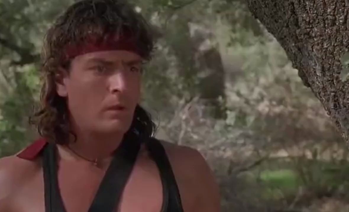 大叔被困在树上,把匕首弄成电锯用,锯断了卡住自己的树枝