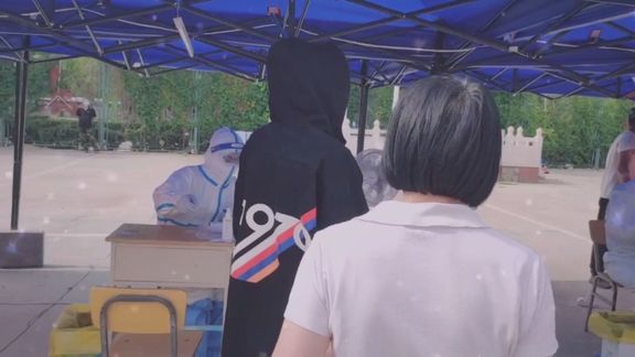 太阳底下排队做核酸检测!医生们穿着厚厚的防护服,辛苦了