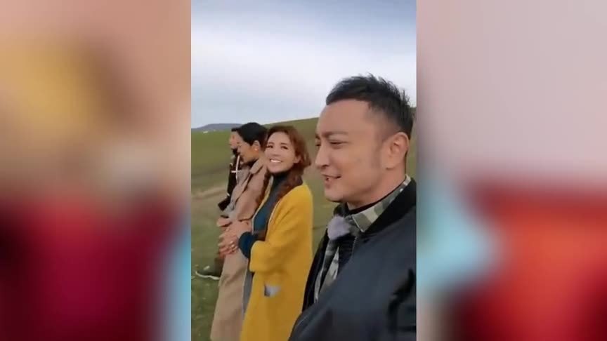 央视主持草原齐聚 朱迅撒贝宁搞笑扮《还珠格格》