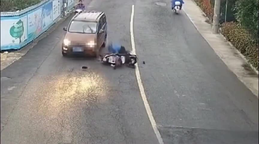 摩托车男子超速,瞬间撞向面包车,回看监控,让人揪心