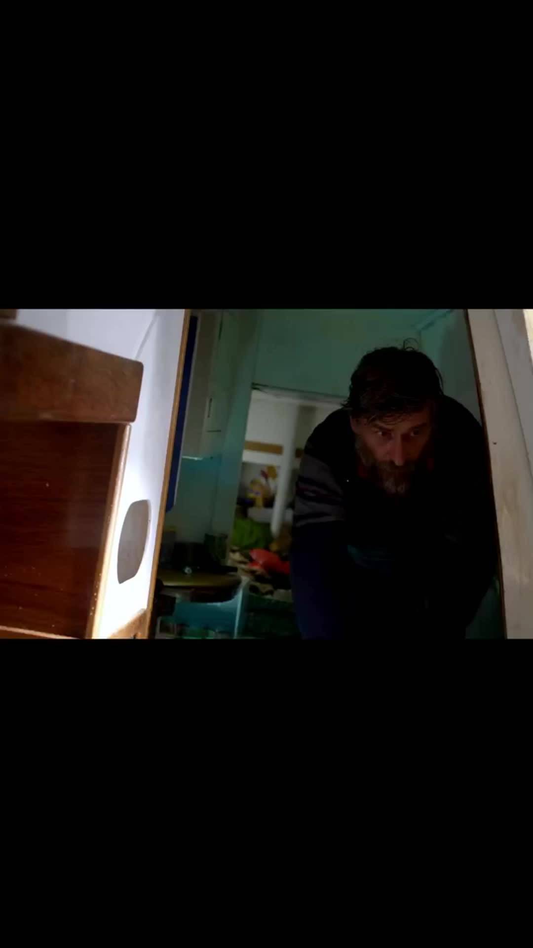 四人出海旅行不幸遇到海啸,在海上苦苦等待40天他们该如何生存