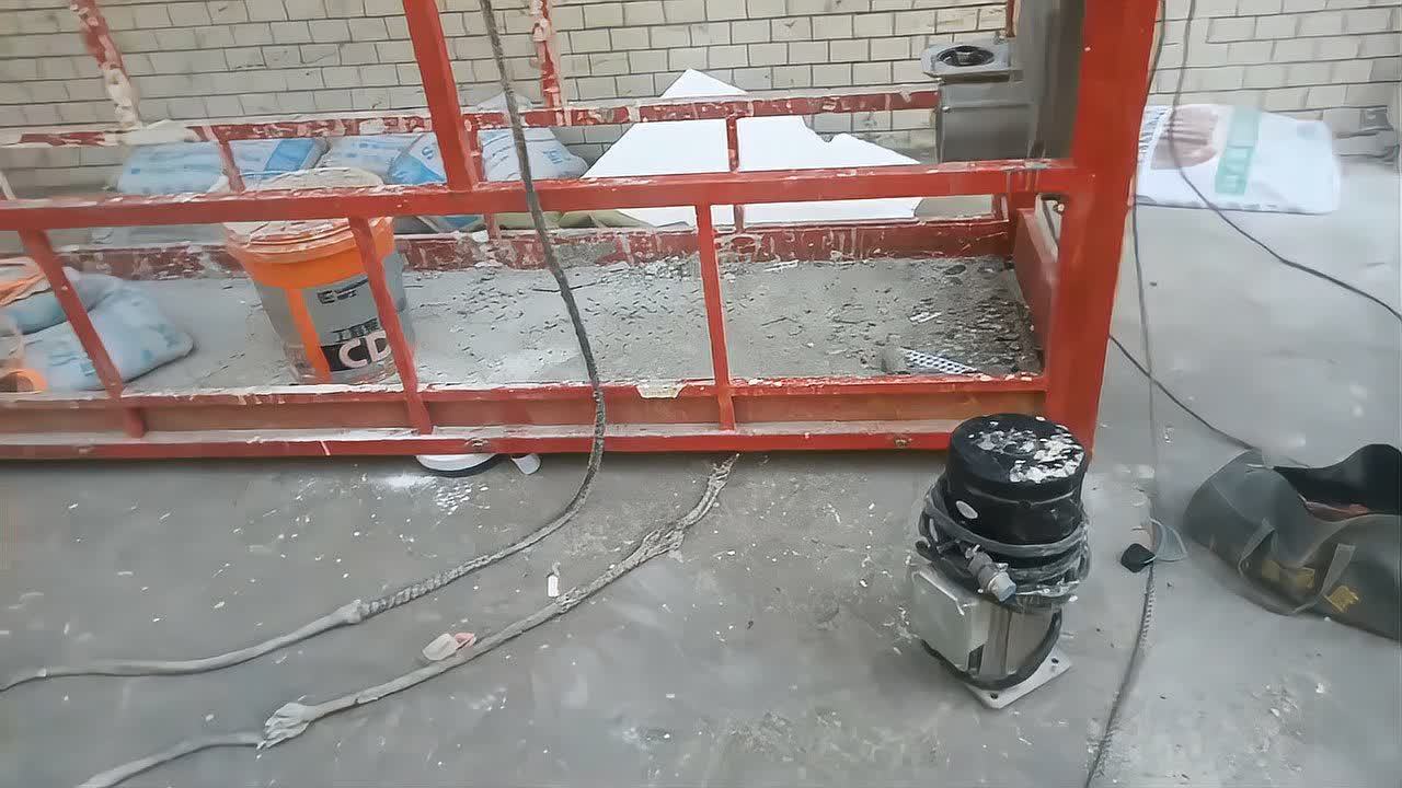 工地吊篮只降不升,老电工一看电机烧了老板却不相信,最后被打脸