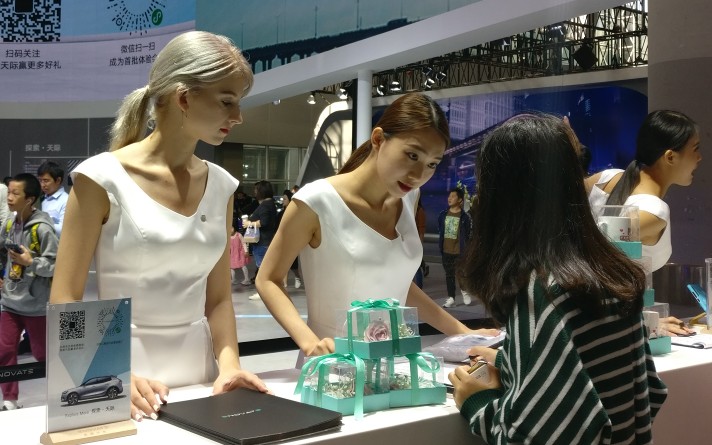 看车不可能的,只有看看车模这样子,2018广州国际车展,看最美的车模,...