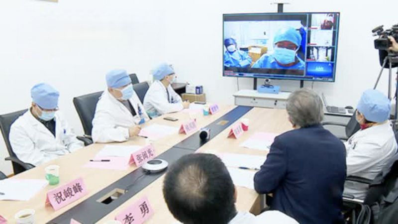 【望闻问切!上海专家隔空“把脉”重症患者】 3月6日上午,上海市中医...