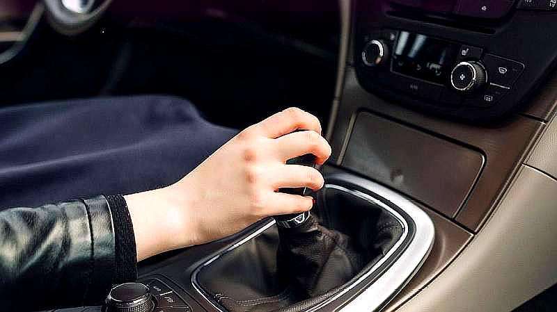 自动挡车起步时,到底应该挂P挡还是N挡?顺序搞错小心变速箱报废