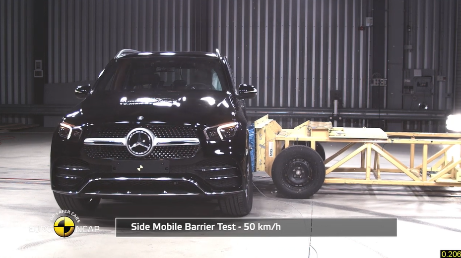 2019款奔驰GLE碰撞测试视频,了解安全性能后,买不买做个参考