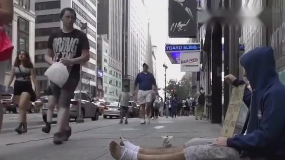 街头测试人心,遇到流浪乞讨者你会怎么做,结局令人感动