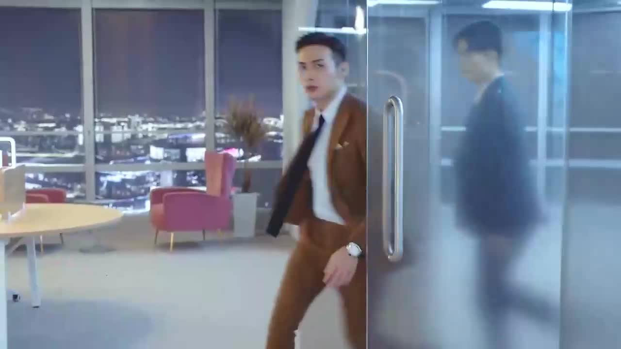 我们:公司遇到技术故障,不料新来的女总监是电脑专家
