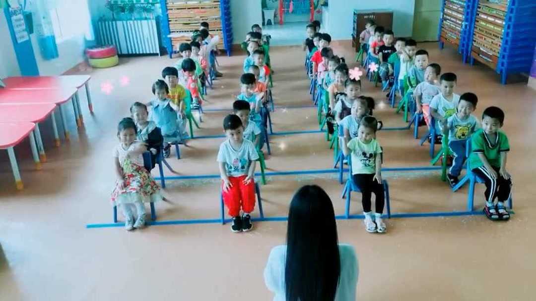 幼儿园小班可爱版律动操手指游戏:伸手我们是认真的!