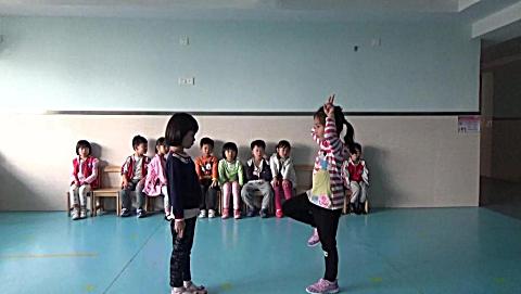 幼儿园观察力锻炼游戏《照镜子》