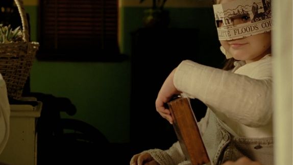 《坠入》最后那一段的场景,赫然让我想起了默片时代,火车进站