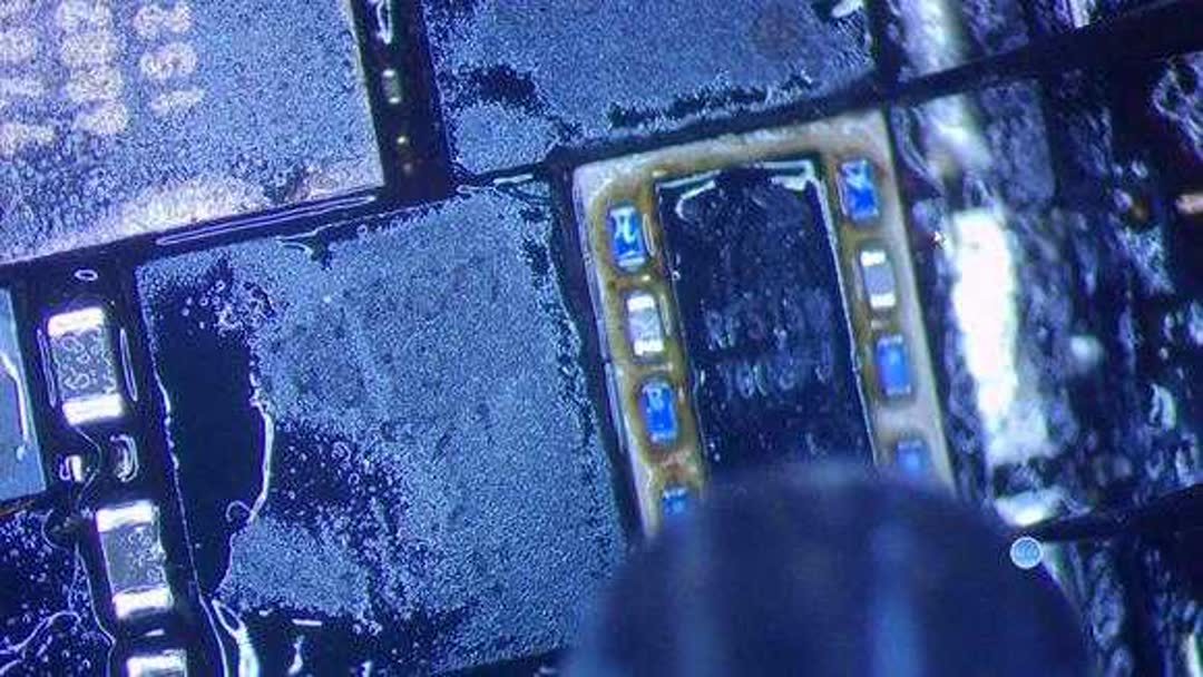 更换特殊芯片:指南舟手机维修培训学校