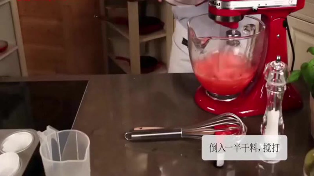 做生日蛋糕全过程视频 如何用微波炉做蛋糕翻糖玫瑰花的制作