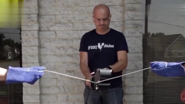 美国人挑战中国制造,电锯都锯不断的数据线