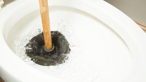 马桶淤塞用什么水冲都不好使!还是得用它,1分钟自制通马桶神器