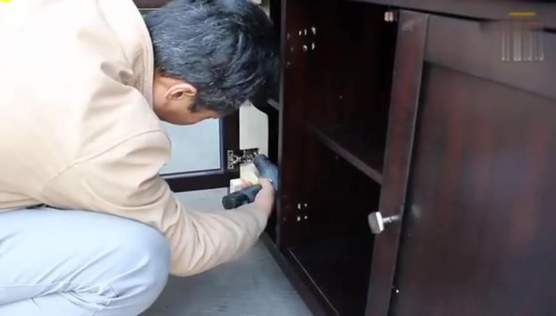 换新合页安装柜门