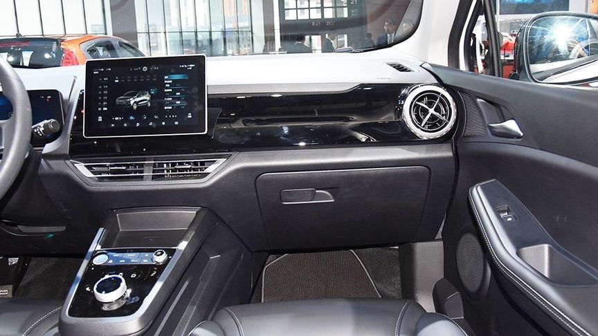 比亚迪又一纯电动SUV黑马!旋转大屏配旋钮式换挡,并肩元新能源