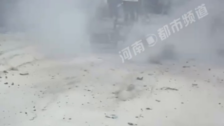 电瓶车锂电池当街爆炸,一瞬间火光冲天烟雾弥漫!