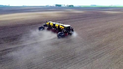 万亩农场播种玉米、植保油菜!NEXAT现代农机作业,双发驱动