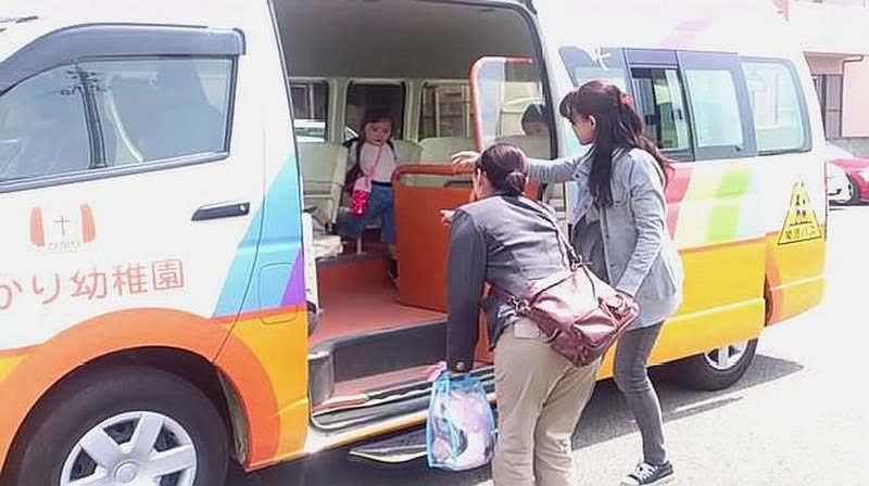 日本幼儿园校车送孩子回家,这一幕让人有些许的感触