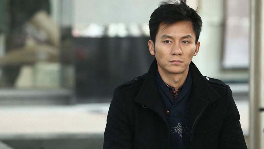 李晨现身工地拍戏,手拿几根钢筋表情显吃力,钢筋扎起来怕砸脚