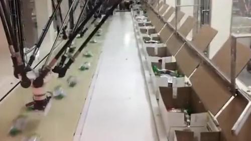 自动化包装机械手应用,包装工序都是机器人完成的,一个工人控制了...