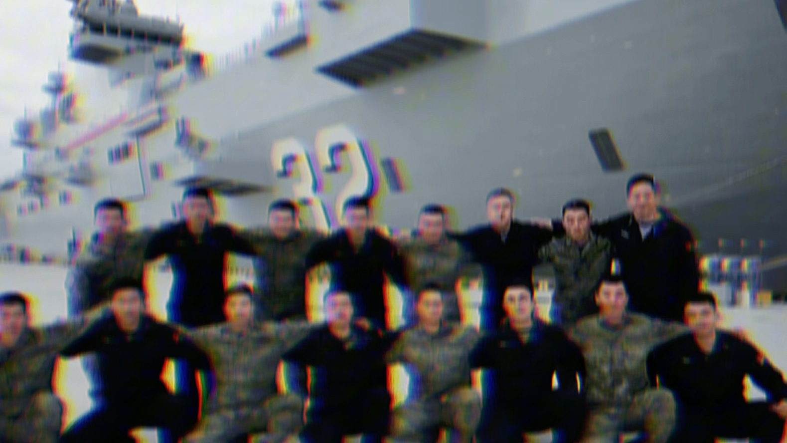 075两栖舰“广西舰”,这个拍摄效果看起来有4万吨巨舰的一些感觉了,...