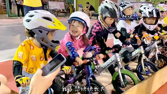 #平衡车 一个2岁的女孩子ߑ�带着天赋技能,只在一边看哥哥跑车也能...