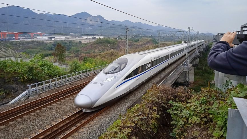 CRH380A型动车组与重联的CRH1A-A型动车组运行渝贵铁路