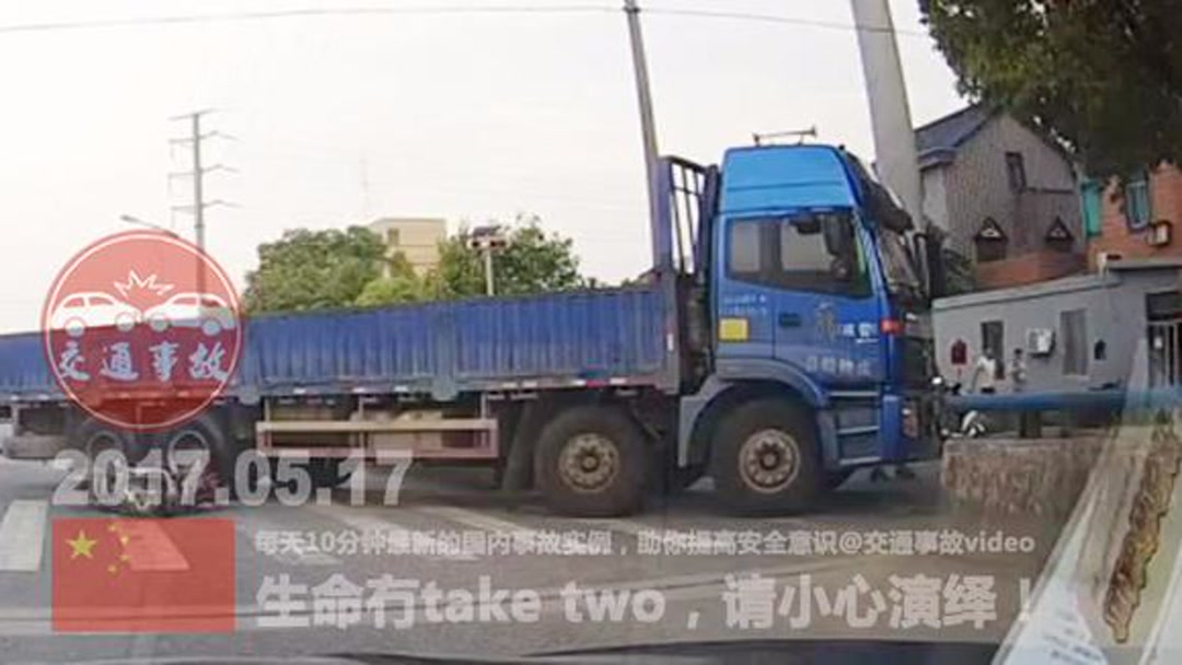 交通事故合集:电动车突然拐弯险被后面的货车碾压