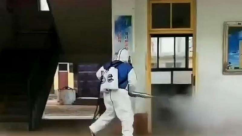 今天学校正在消毒,一切都为开学做准备,任何死角都不会放过