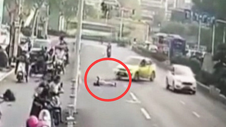 女司机倒车误踩油门当刹车 把自己甩出了车外