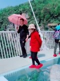 估计有八十岁的老奶奶一点都没有害怕#张家界玻璃栈道