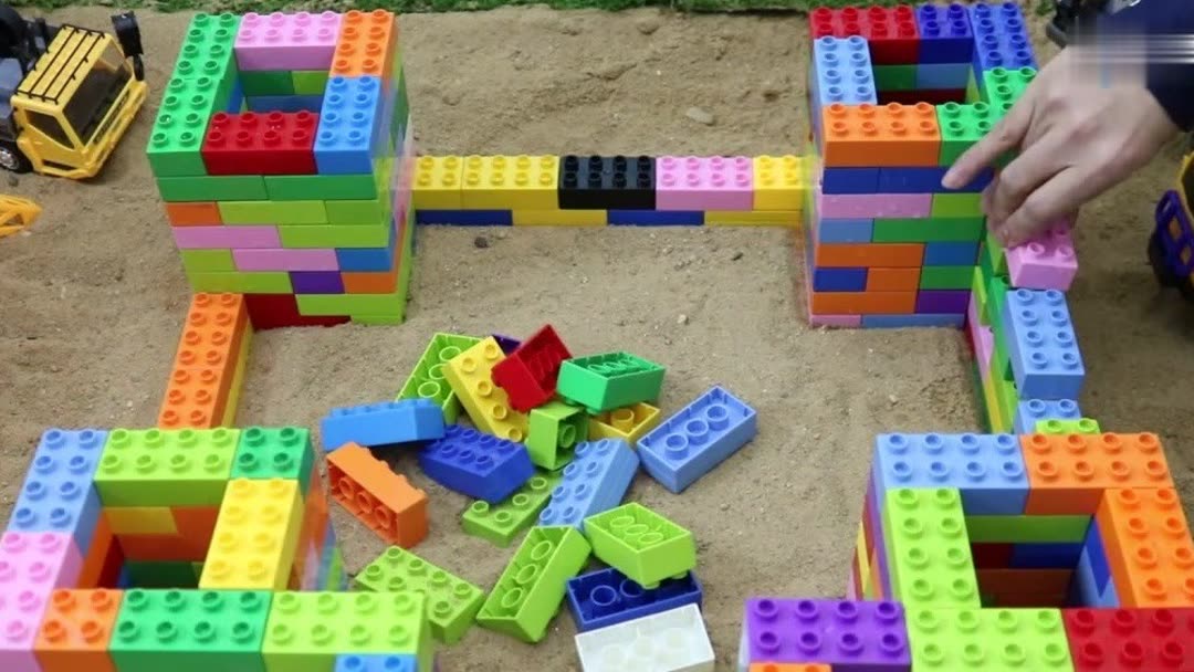 用积木搭方形城堡 乐高积木玩具