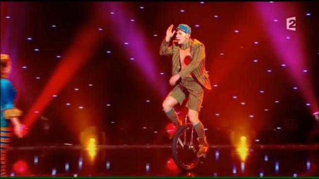 男子单轮自行车表演杂技,美女神配合人车合一,真是惊险又刺激!