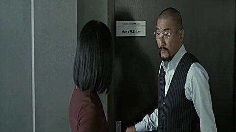 寒战:梁家辉滥用职权,美女下属坚决不服从,气的梁家辉怒摔文件