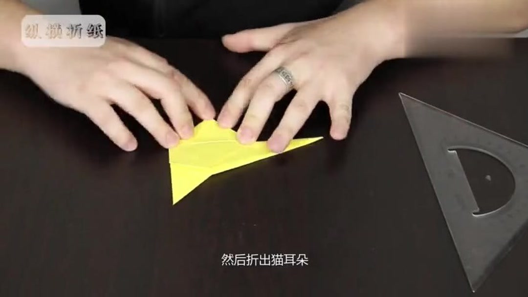 儿童手工折纸坐姿小猫折法,顽皮可爱