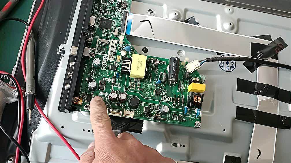 液晶电视通电指示灯亮有声音黑屏问题讲解维修