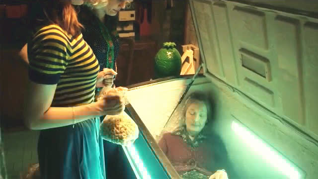 为了骗取养老金,把死去的外婆放进冰箱,真实事件改编的电影