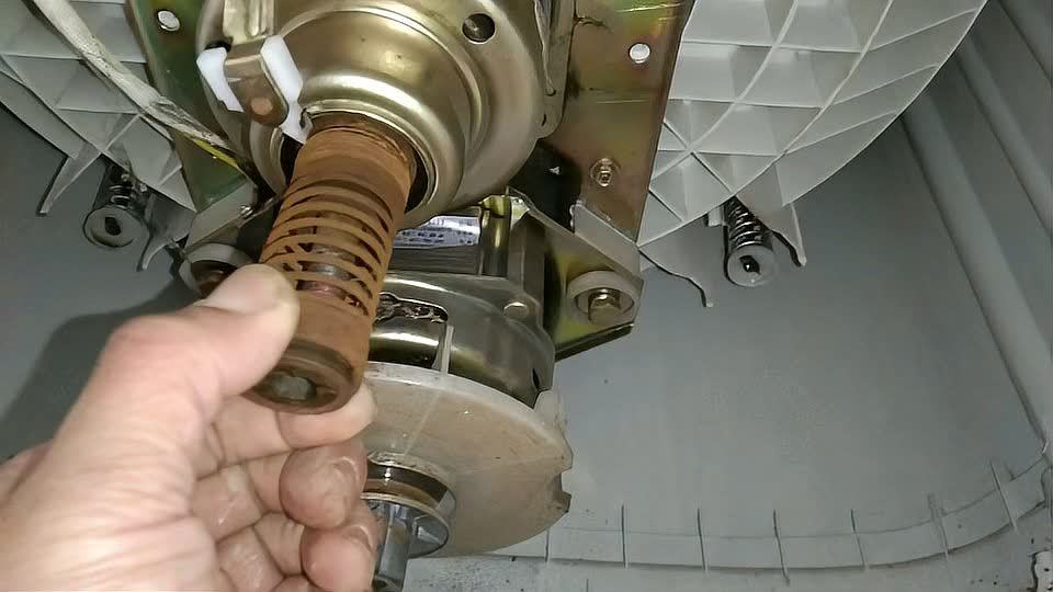 全自动洗衣机离合器这个弹簧要是断掉的话就是不能.