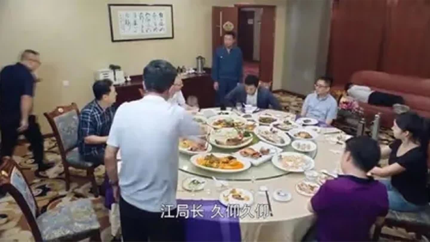 江河:副局拿公款请客户胡吃海喝,局长看到账单,直接砸了酒桌!